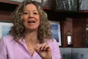 Amy Lawrence Biography - Net Worth, Family, Boyfriend | BiographySet